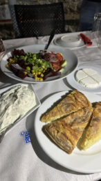 ΣΥΡΡΑΚΟ: ΤΟ ΠΑΝΕΜΟΡΦΟ ΧΩΡΙΟ ΤΩΝ ΤΖΟΥΜΕΡΚΩΝ - Seretravel