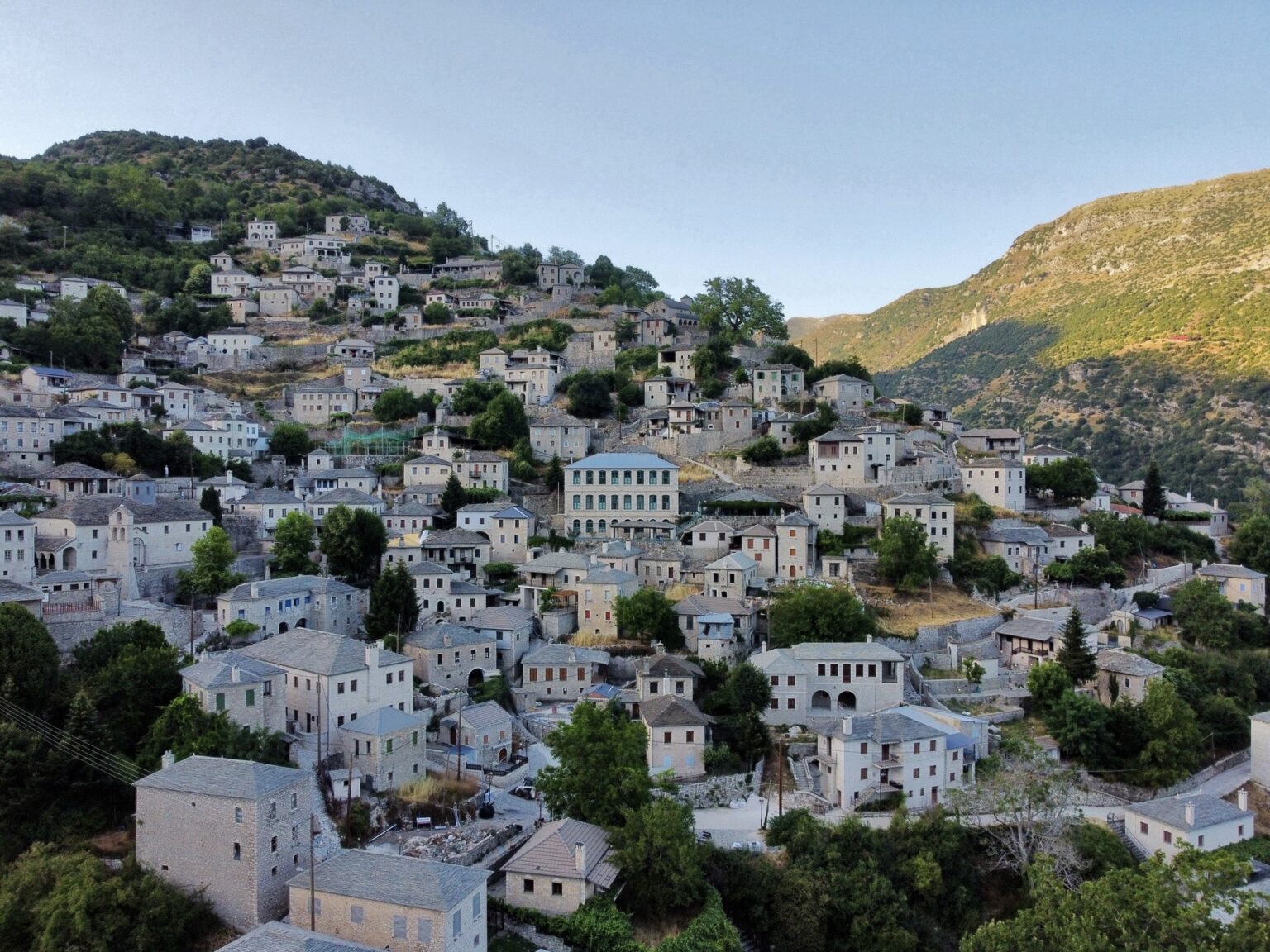 ΣΥΡΡΑΚΟ: ΤΟ ΠΑΝΕΜΟΡΦΟ ΧΩΡΙΟ ΤΩΝ ΤΖΟΥΜΕΡΚΩΝ - Seretravel