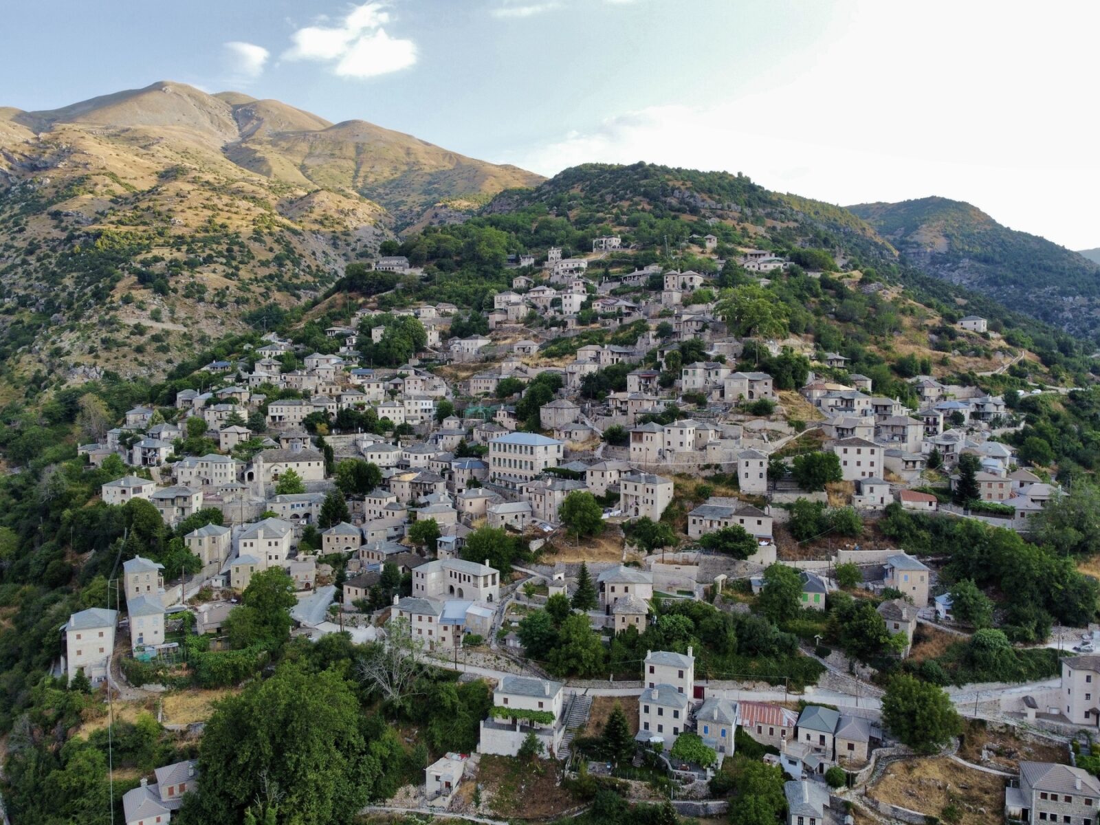 ΣΥΡΡΑΚΟ: ΤΟ ΠΑΝΕΜΟΡΦΟ ΧΩΡΙΟ ΤΩΝ ΤΖΟΥΜΕΡΚΩΝ - Seretravel